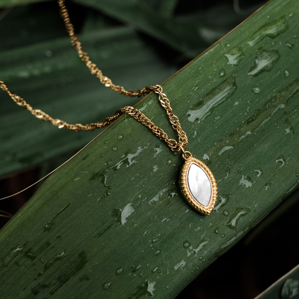 Visual Necklace (White Nacre/Gold) | Holzkern